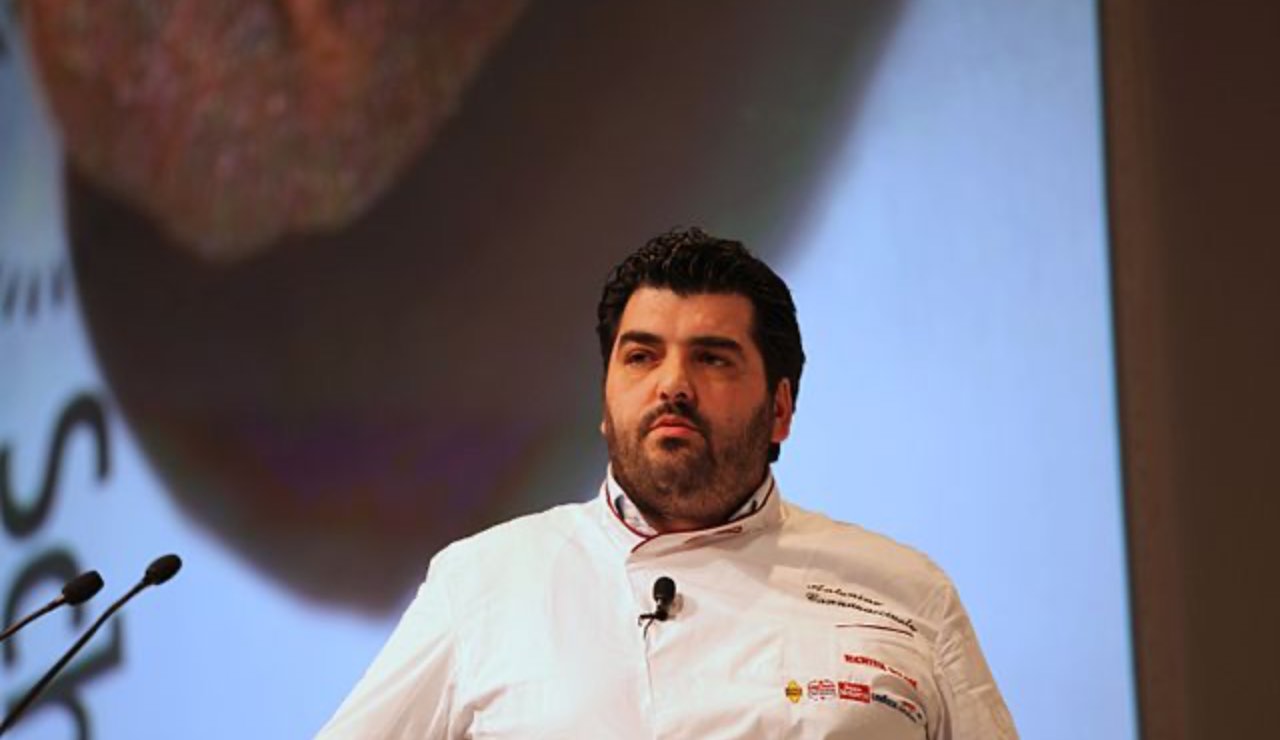 Antonino Cannavacciuolo: la sua Torta Caprese ti arriva a casa e devi ...